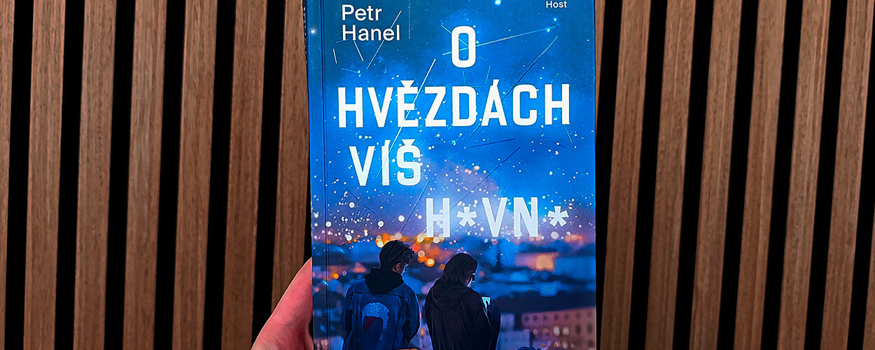 Román O hvězdách víš hovno potvrzuje, jak málo toho víme o světě | KULTINO*