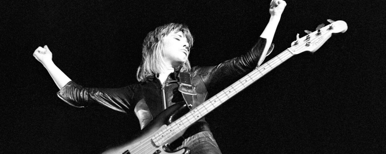 Dáma s baskytarou proklatě nízko. Suzi Quatro se vrací | KULTINO*